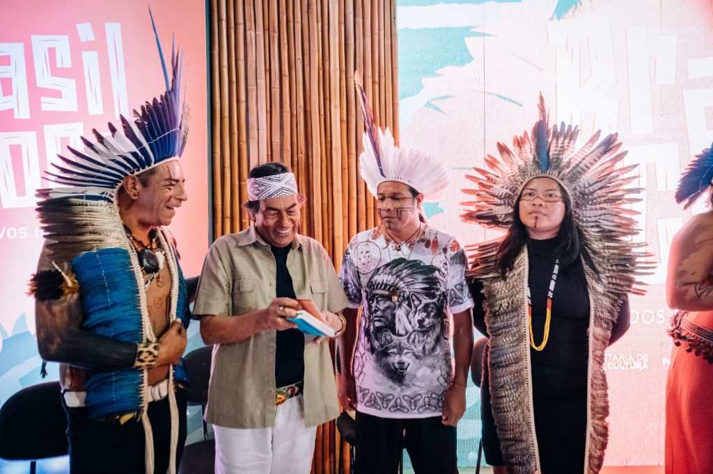 Ailton Krenak declara Maricá cidade-irmã dos povos indígenas ...